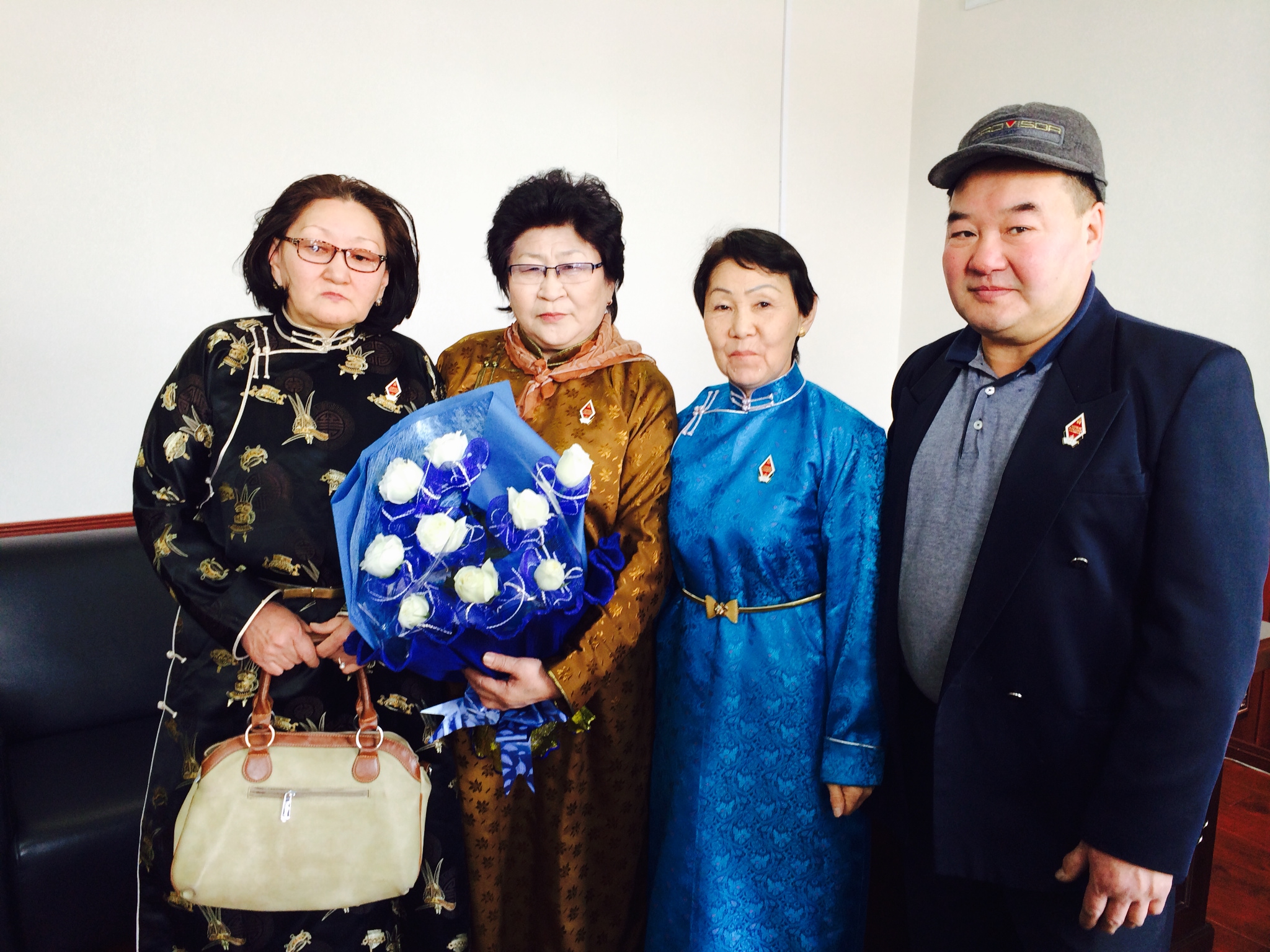 “Монгол кино нэгтгэл” ийн ахмад уран бүтээлчдийг шагналаа Урлаг мн